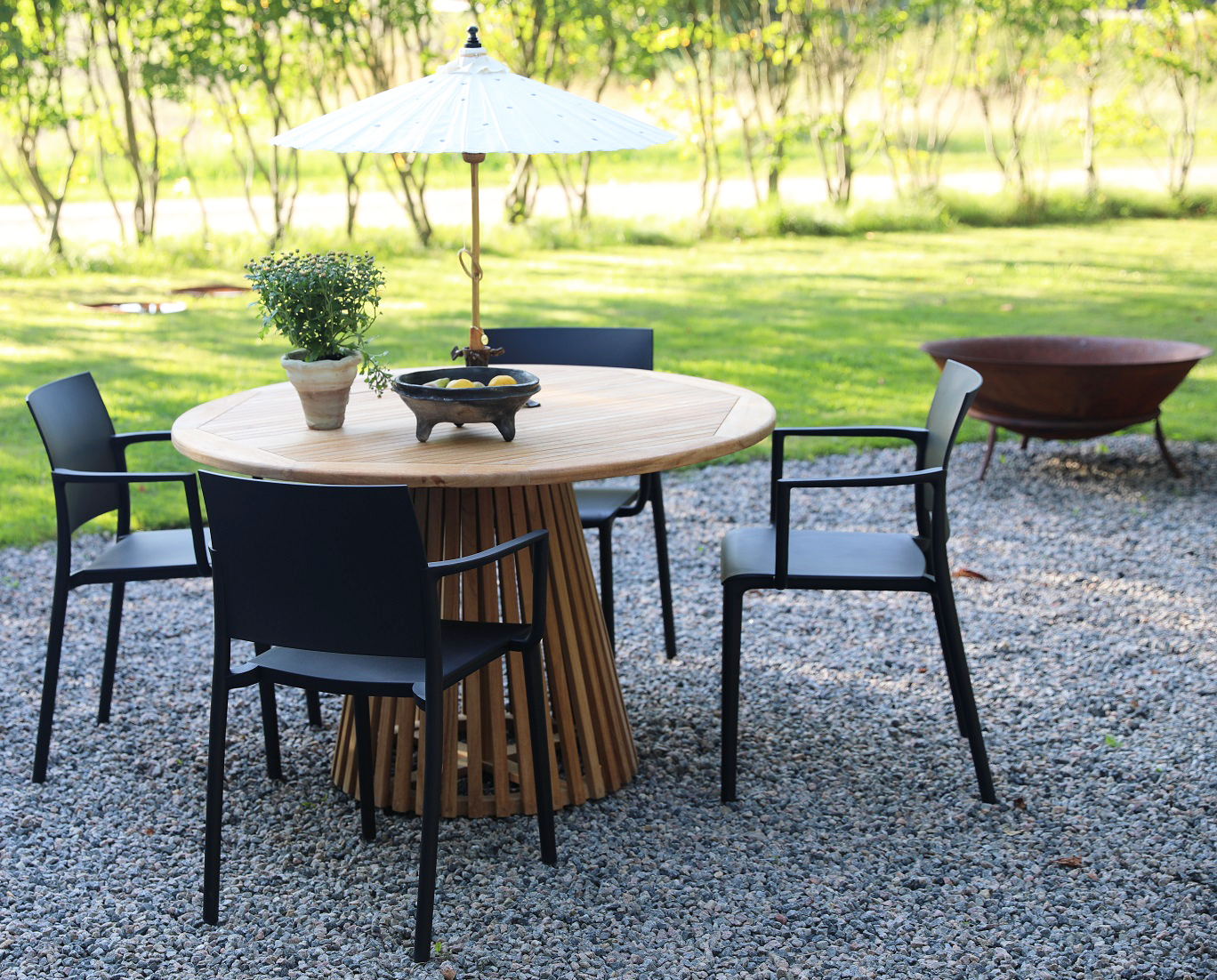 Matgrupp Saltö teak: Teakbord runt 120 cm inklusive 4 st Alafors ...